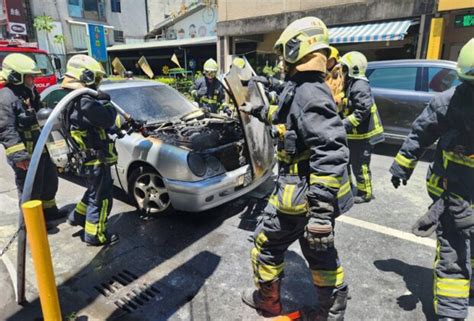 神農路火燒車 縣議員林錫明拿4隻滅火器協助 宜蘭新聞網