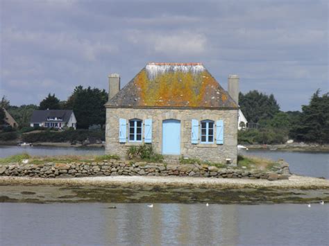 La célèbre maison aux volets bleus de l îlot de Nichtarguer 2Tout2Rien