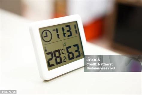 그림은 Lcd 화면에 표시되는 온도 습도 및 시간을 측정하는 장치를 보여줍니다 습도계에 대한 스톡 사진 및 기타 이미지 습도계 Gui 위젯 기압계 Istock