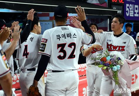 2000안타 황재균 동료들의 축하세례 포토 ｜스포츠동아
