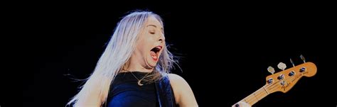 Este Haim Makes A Bass Face For This Psychological Reason