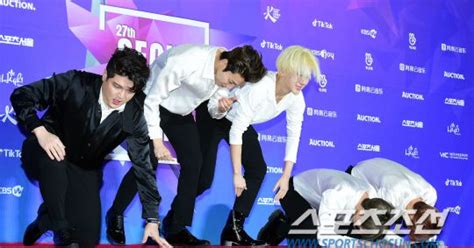 포토 슈퍼주니어 서가대 레드카펫에서 재킷 벗고 큰절