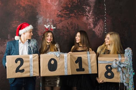 Vier Freunde Die 2018 Mit Kästen Feiern Kostenlose Foto