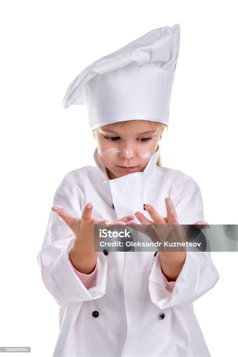 흰색 배경에 고립 된 소녀 요리사 흰색 유니폼 밀가루를 바른 손바닥에 눈을 열어 보는 것 밀가루를 바른 얼굴 세로 이미지 가정 주방에 대한 스톡 사진 및 기타 이미지