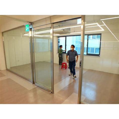 시온종합공사 현관 유리 자동문 설치와 기본 디자인의 바닥 시공 그리고 전체적인 페인트 도장 공사를