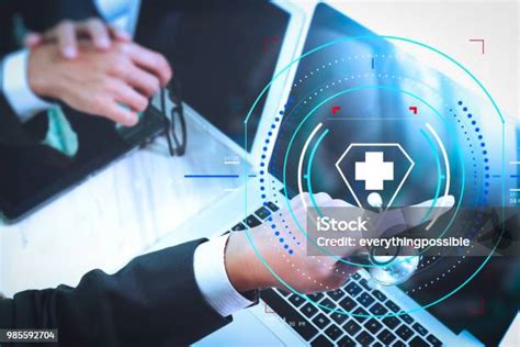 의료 기술 네트워크 팀 회의 개념입니다 닥터 손 작업 스마트 전화 현대 디지털 태블릿 노트북 컴퓨터 그래픽 차트 인터페이스 태양 플레어 효과 사진 건강관리와 의술에 대한