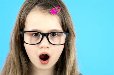 파란색 배경에 고립 된 안경을 쓰고 놀란 어린 소녀의 초상화 가리기에 대한 스톡 사진 및 기타 이미지 가리기 감정 감탄 Istock