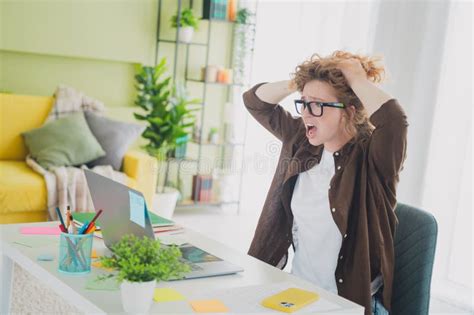 Foto De Una Chica Enojada Estresada Y Deprimida Vestida Con La Cabeza