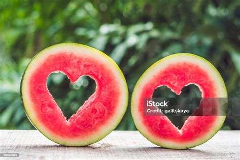 심장 모양으로 잘라 멜론을 물 텍스트를 위한 공간입니다 평평 하다 구성입니다 개념을 사랑 해요 발렌타인 데이 개념 개념에 대한 스톡 사진 및 기타 이미지 Istock