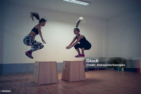 상자를 하 고 젊은 여성 선수 체육관에서 무게와 점프 20 29세에 대한 스톡 사진 및 기타 이미지 20 29세 2명 가냘픈 Istock