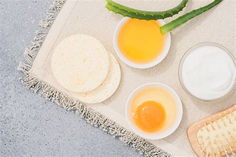 천연 성분으로 만든 수제 화장품 달걀 노른자 허브 꿀 알로에 베라 및 그리스 요구르트 집에서 머리카락과 얼굴 마스크 만들기 천연