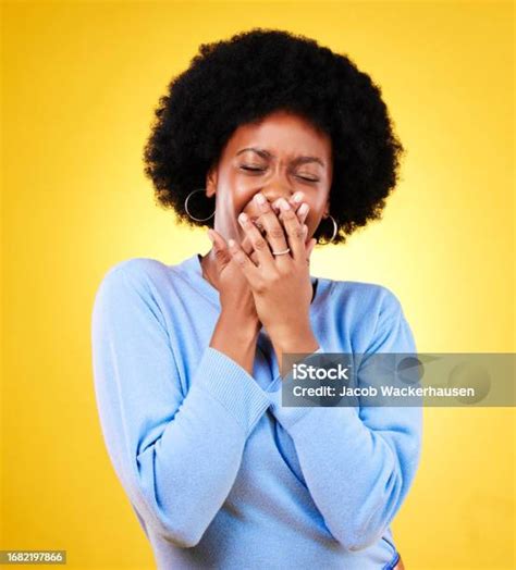 스튜디오에 있는 흑인 여성의 슬픈 정신 건강과 우는 얼굴이나 우울증 위기 고통이 있는 노란색 배경 슬픔 모형 및 스트레스 불안 및 슬픔 또는 감정 표현이 있는 사람 울음에
