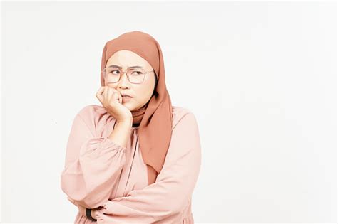 흰색 배경에 고립된 히잡을 쓰고 있는 아름다운 아시아 여성의 생각과 호기심 표현 25 29세에 대한 스톡 사진 및 기타 이미지