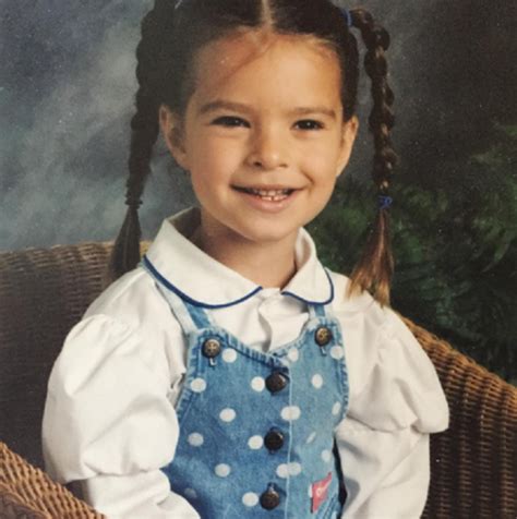 Това сладко момиче днес е истинска секс бомба знаете ли за кого става дума За Жената