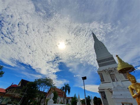 Readme Me นมัสการพระธาตุท่าอุเทน พระธาตุแห่งความรุ่งโรจน์ศักดิ์สิทธิ์ริมแม่น้ำโขง