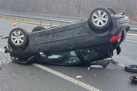Automobil sleteo sa kolovoza udario u bankinu i prevrnuo se na krov Saobrćajana nezgoda na