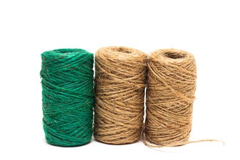 꼬기 의 세 가지 Skeins 꼬기 꼬기는 갈색과 녹색입니다 흰색 배경에 섬유에 대한 스톡 사진 및 기타 이미지 섬유 직물