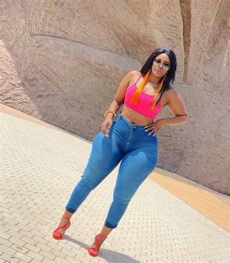 Qui Est Cette Femme Aux Formes Généreuses Se Promène Au Monument De La
