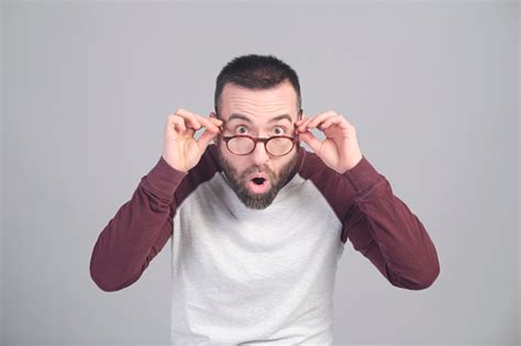 스튜디오 촬영에서 카메라를 보고 안경을 움켜쥐고 입을 벌린 놀란 청년 40 44세에 대한 스톡 사진 및 기타 이미지 40 44세 성년 남자 T 셔츠 Istock