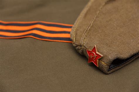 세인트 조지 리본과 군대 직물의 배경에 소련 육군 파일럿카의 머리 장식 0명에 대한 스톡 사진 및 기타 이미지 0명
