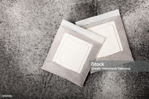 드립 커피 백과 커피 원두 컵에 양조용 분쇄 커피 종이 봉지 드립 커피 필터 포장 검은 대리석 질감 테이블에 구성입니다 음료를 양조하는 개념 0명에 대한 스톡 사진 및 기타