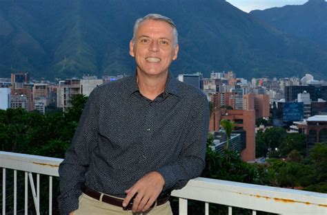 Eduardo Porretti Lanza Desde Caracas Nuevo Libro Señales Lejanas El
