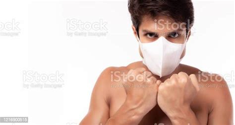 남자는 코로나 바이러스 바이러스 독감 대기 오염의 감염된 을 보호하기위한 보호 얼굴 마스크를 착용 젊은 병남자는 사람들에게