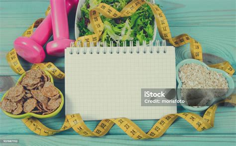 메뉴 또는 프로그램 테이프 측정 아령 다이어트 음식 다이어트 계획 체중 감소 하 고 개념을 해독 0명에 대한 스톡 사진 및 기타 이미지 Istock
