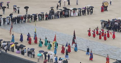 비오는 한글날 경복궁 수문장 교대식 관람하는 우산쓴 시민들