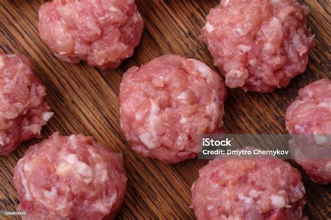 다진 고기 쇠고기 돼지 고기 또는 닭고기와 소금 향신료 및 허브의 생 미트볼 0명에 대한 스톡 사진 및 기타 이미지 0명