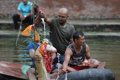 भक्तपुरको नागपोखरीमा नाग पूजा तस्बिरहरू सुनिल प्रधान Baahrakhari