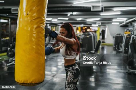 여자 복싱 스튜디오 체육관에서 펀칭 가방 타격 운동 건강한 생활방식에 대한 스톡 사진 및 기타 이미지 건강한 생활방식 격투기 결심 Istock
