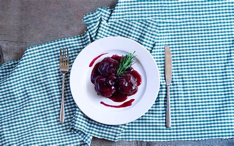 회색 나무 배경과 녹색 케이지 클로즈업 복사 공간 조직 냅킨에 흰색 접시에 새 콤 하 고 달콤한 소스와 함께 고기 평평이 하다 맛 있는 균형된 영양 개념 0명에 대한 스톡