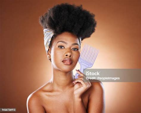 아름다움 머리카락 흑인 여성과 함께 아프로 살롱 고급 스러움과 자연 스타일을 위해 빗 아프리카 자기 사랑 스카프는 스튜디오 배경에서 웰빙 손질 샴푸를 위한 소녀 모델의