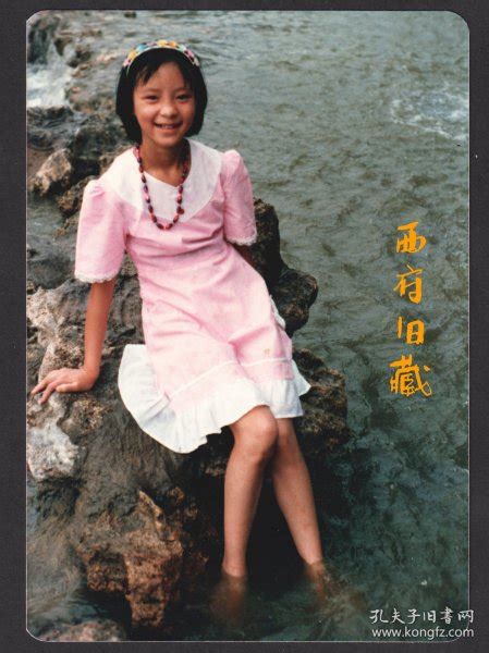 八十年代老照片，溪水礁石上的粉色连衣裙女孩儿西府旧藏孔夫子旧书网