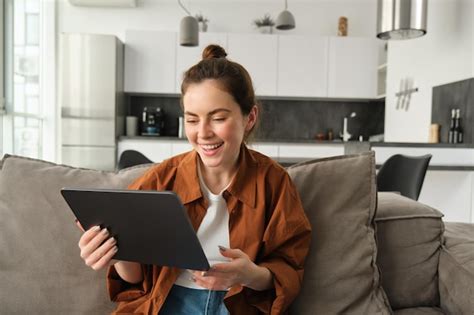 Porträt Einer Jungen Brünetten Frau Die Auf Einem Digitalen Tablet