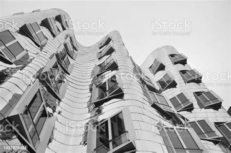 독일 뒤셀도르프의 미디어 항구에 있는 Gehry 건물의 거울 금속 외관 0명에 대한 스톡 사진 및 기타 이미지 0명 건물