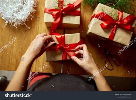 크리스마스 선물을 포장하는 잘 모르는 여성의 스톡 사진 2067239894 Shutterstock