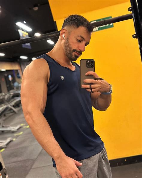 Leo Saquetto Down Bad Crying At The Smart Fit Instagram