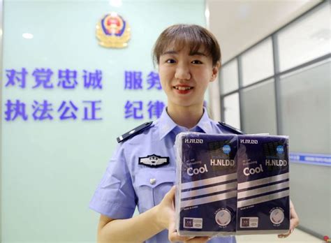 热心市民送冰袖 执勤民警“沁心田” 记者直击 舜网新闻
