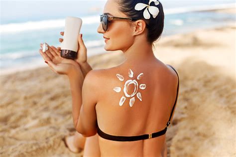 선탠 어깨에 선크림을 바른 뷰티 우먼 스킨 과 바디 케어 피부에 자외선 차단제를 사용하는 소녀 여성 홀딩 선탄 로션과 보습 선블록 건강관리와 의술에 대한 스톡 사진 및 기타