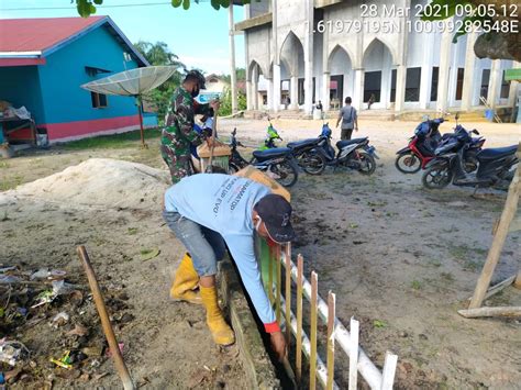 Babinsa Koramil 02 TP Dan Warga Bersinergi Bersihkan Mesjid