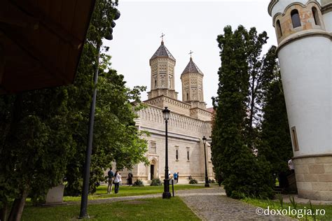 Foto Sfânta Liturghie la Mănăstirea Sfinții Trei Ierarhi 380 de ani