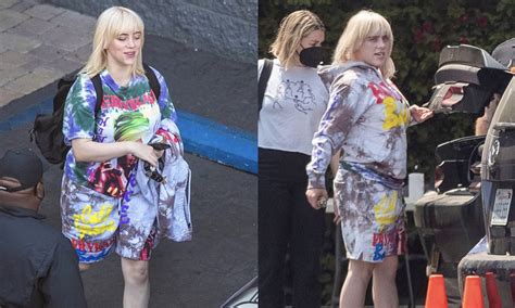 Ok ბილი აილიშის იშვიათი გამოჩენა მომღერალი Erykah Badu X Chinatown ის სამოსით Ok Magazine