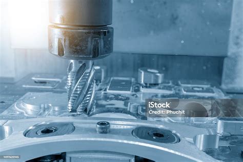 거친 커터 공구가 있는 Cnc 밀링 머신의 고정밀 자동차 부품 밀링 공정 밀링머신에 대한 스톡 사진 및 기타 이미지 밀링머신