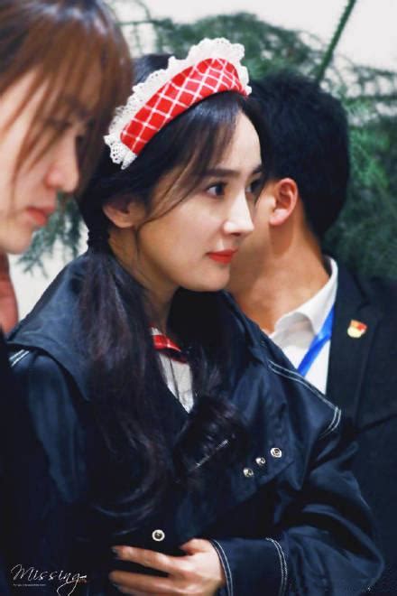 楊冪雙馬尾女僕裝，錄製節目時不忘炸臭豆腐，網友：草莓味的女僕 每日頭條