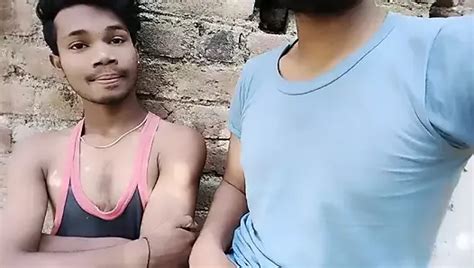 印度同性恋夫妇整晚操逼酒店房间 快速来临的森林房子和充分享受很多性爱电影。 Xhamster