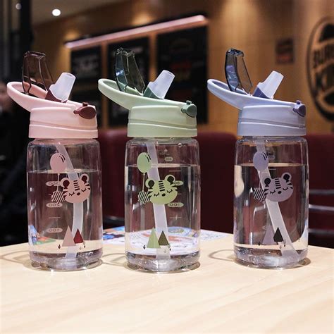 ใหม่การ์ตูนแมวถ้วยพลาสติกทนความร้อนและวางขวดน้ำป้องกันการรั่วถ้วยฟางกระเด้งฝาถ้วยน้ำนักเรียนขวด