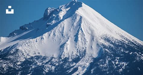 Montagne Couverte De Neige Sous Un Ciel Bleu Pendant La Journée Photo