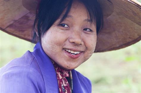 缅甸的妇女 编辑类照片 图片 包括有 农厂工作者 头巾 土气 纵向 五颜六色 平安 局部 烟灰缸 51454421